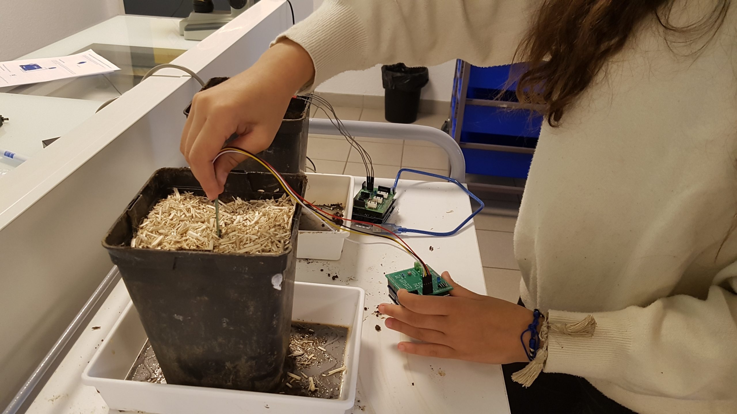 Mesurer l’humidité et la température du sol avec un capteur d’humidité ...